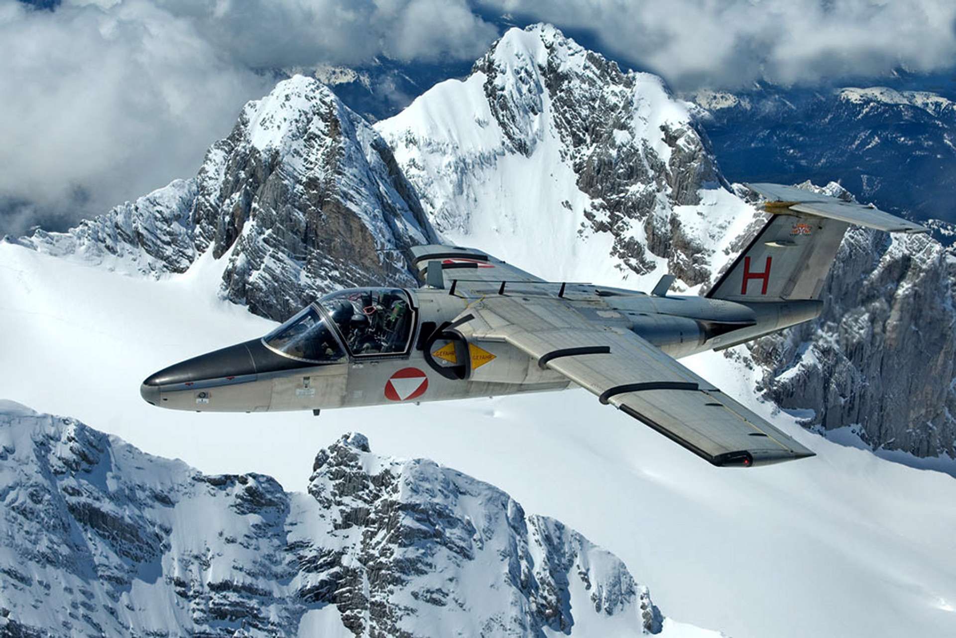 Austrian Defence Minister confirms talks for 12 Leonardo M-346 light combat aircraft from Italy